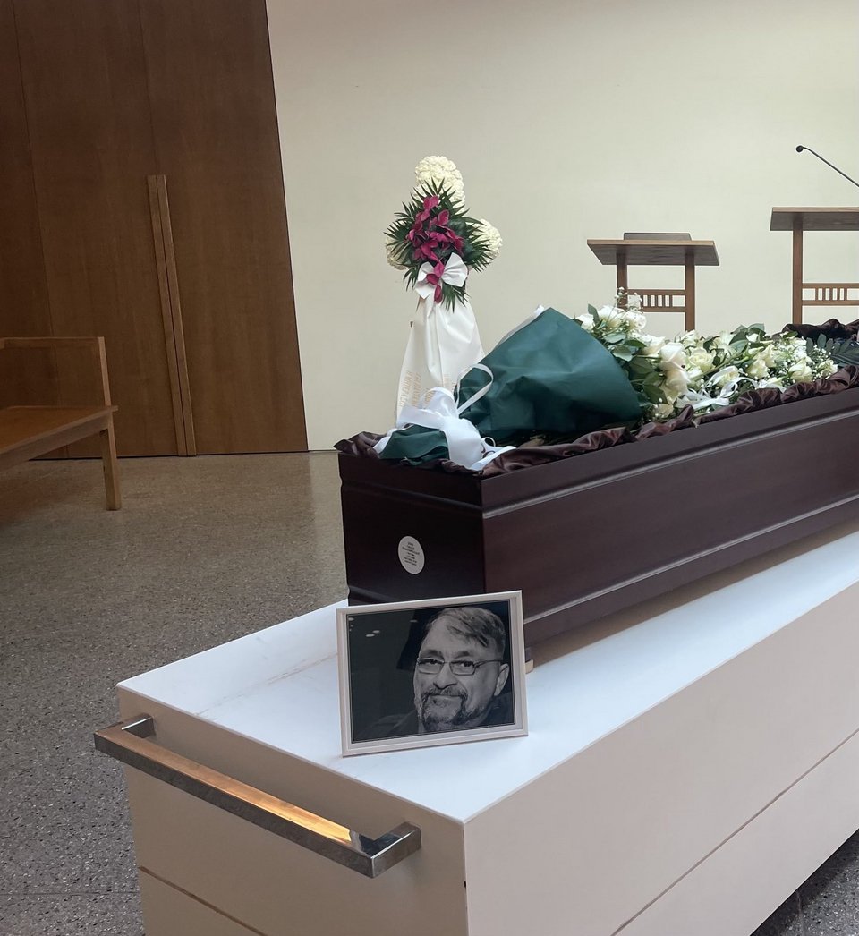 Στο Αποτεφρωτήριο Ριτσώνας το «ύστατο χαίρε» στον Ιάσονα Τριανταφυλλίδη -Υπό τους ήχους του ...